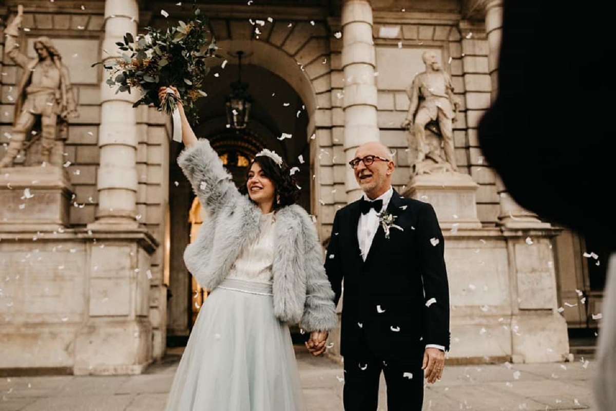 Alexandra are doar 31 de ani, dar s-a căsătorit cu un bărbat de 54 de ...