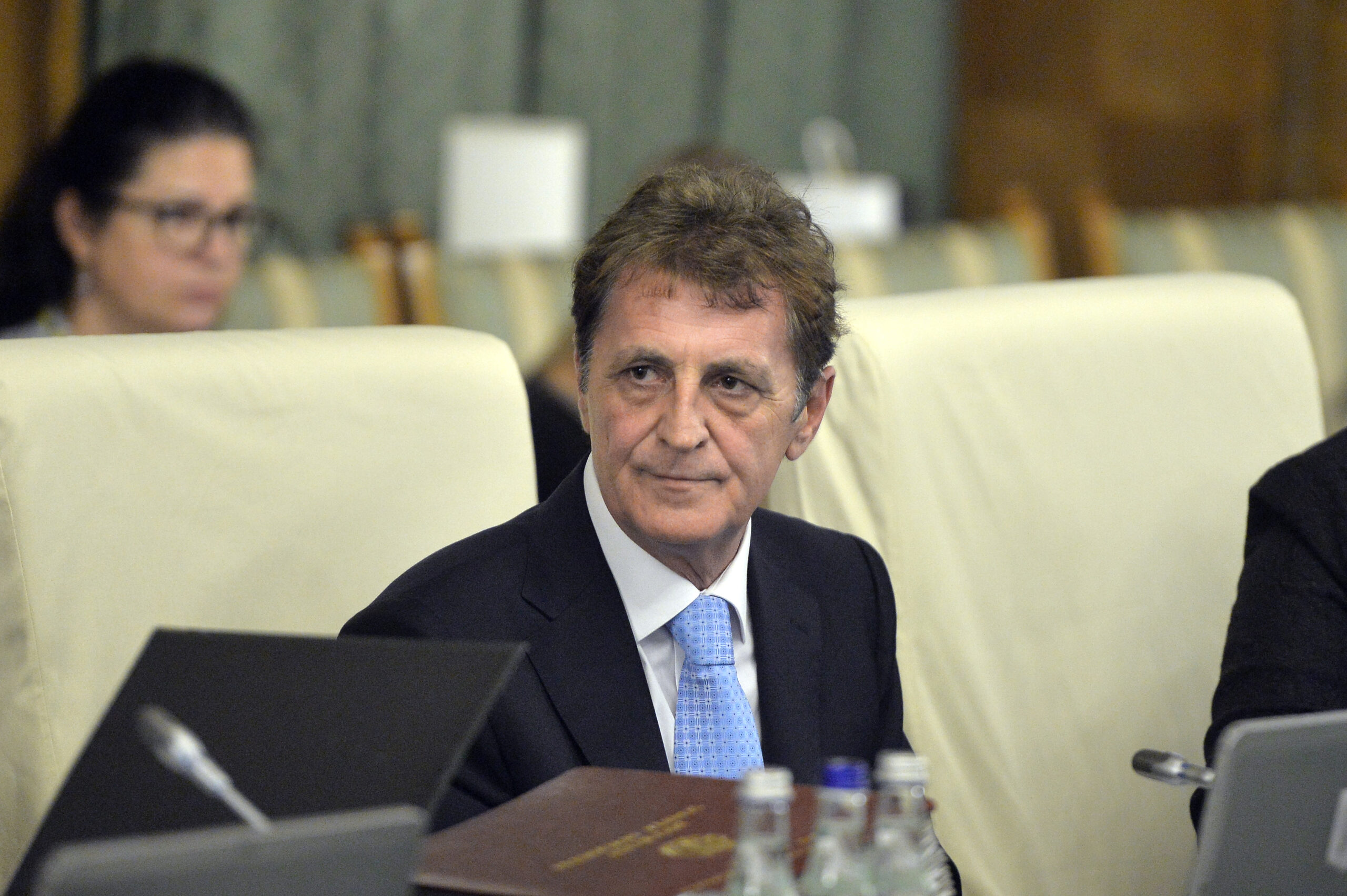 Mircea Dușa, fostul ministru al Apărării, preluat de ambulanță, după ce ...