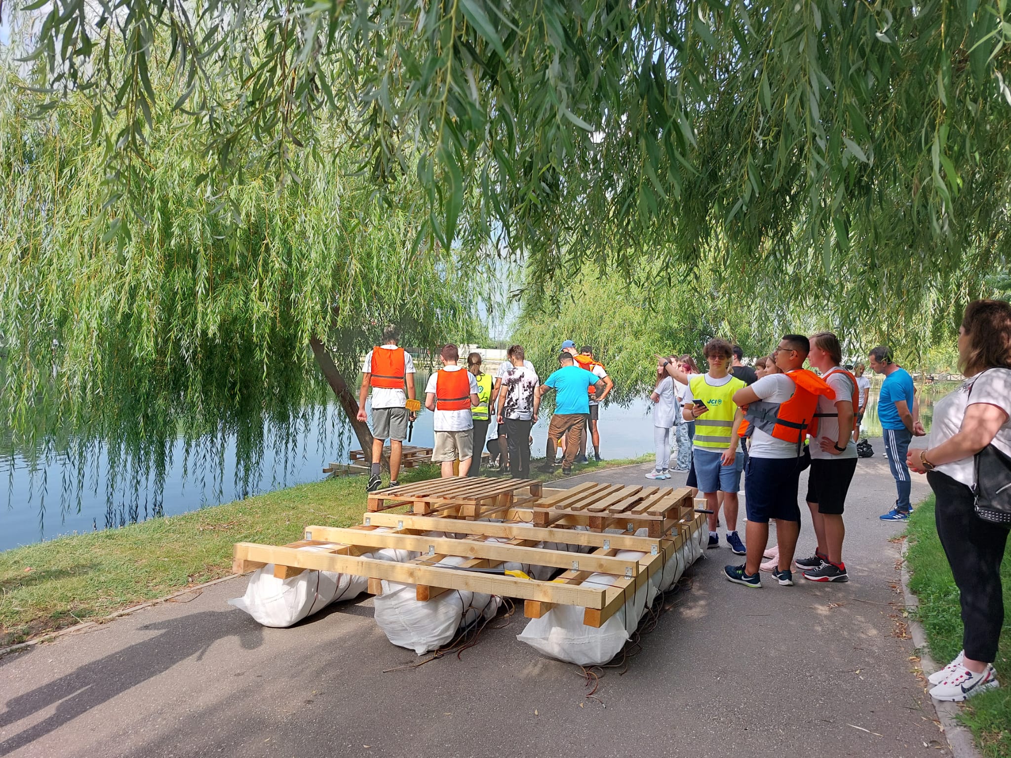 Competiție inedită pe lac, în Craiova. Mai mulți elevi s-au întrecut cu plute făcute din PET-uri