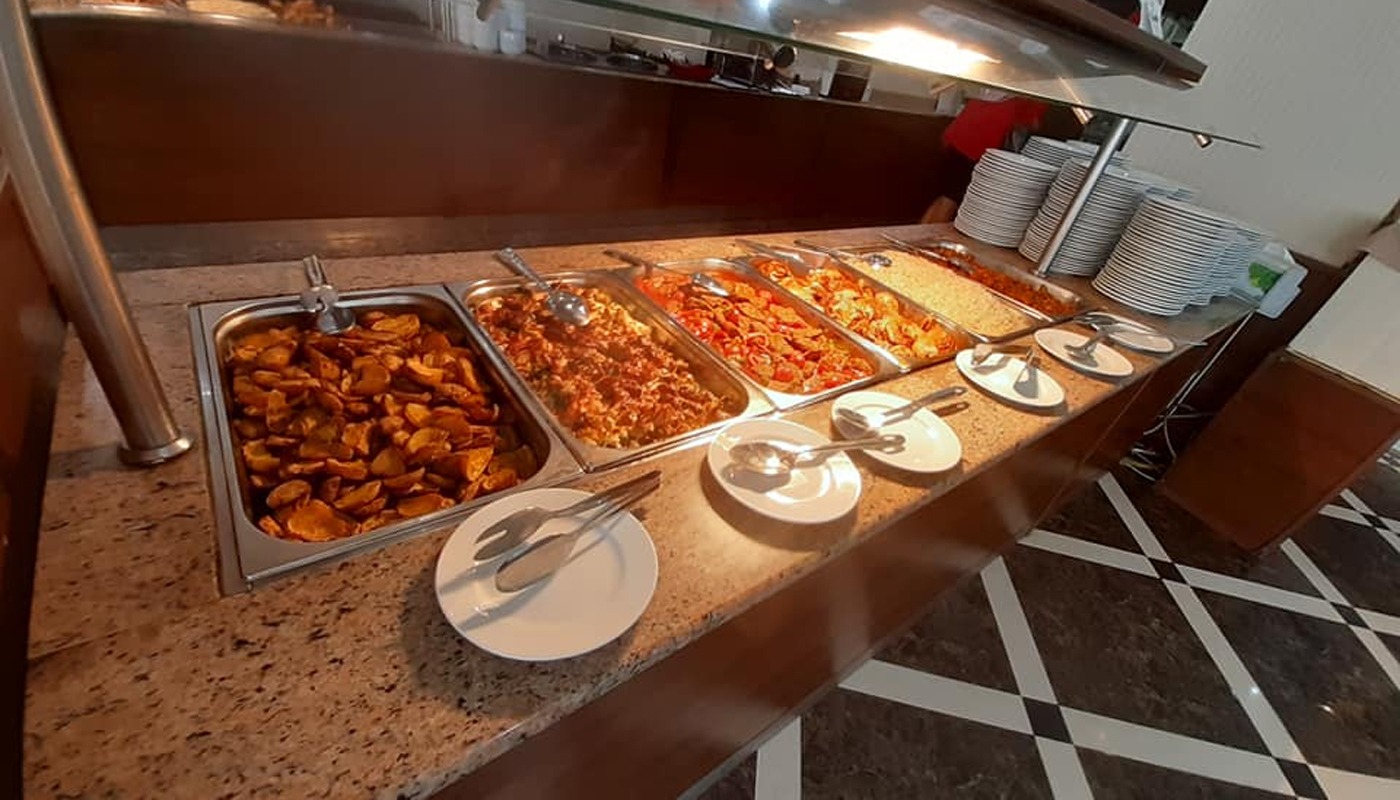 Dezamăgire totală! Ce a primit la micul dejun o turistă din Onești ...