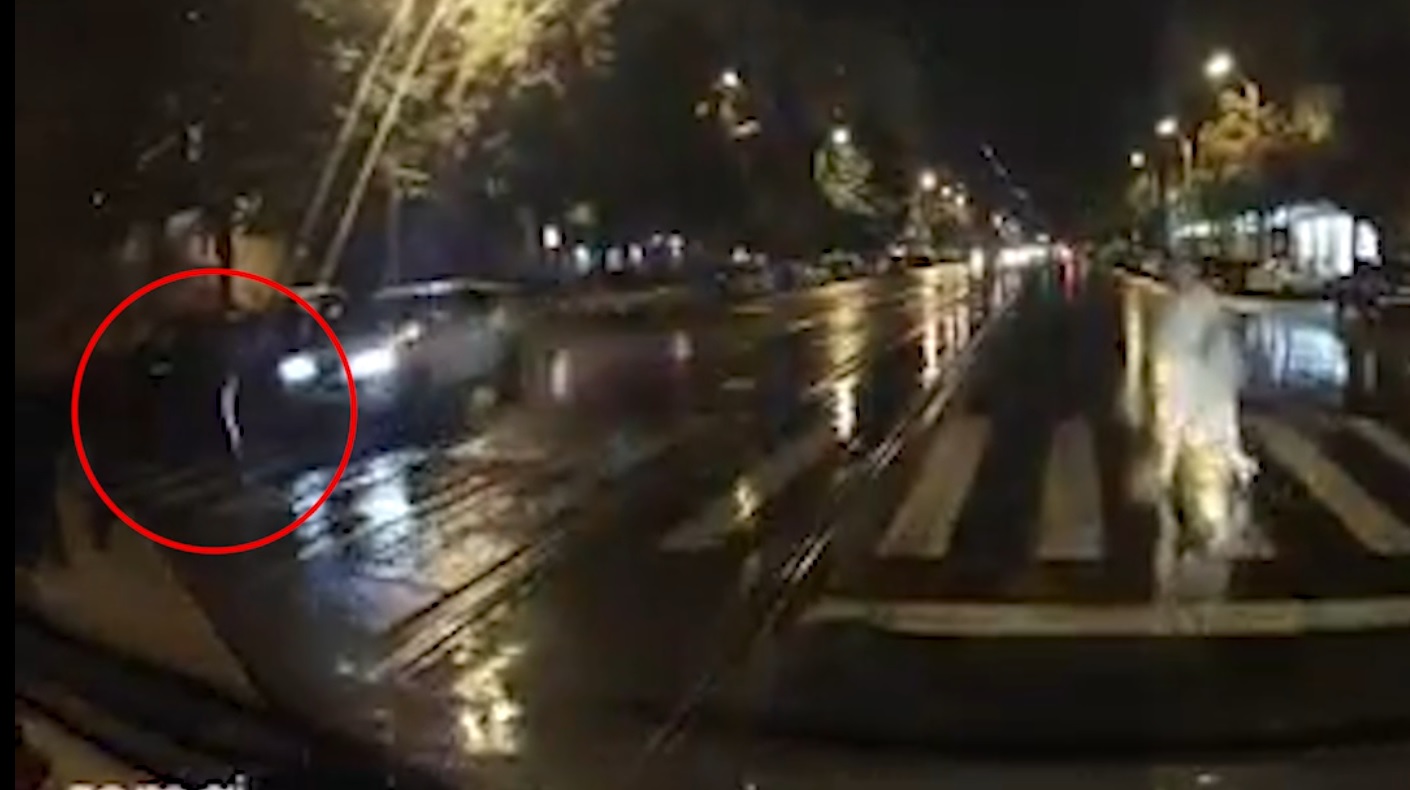 VIDEO | Un pieton, aflat pe trecere, a fost lovit din plin în Capitală. Momentul impactului