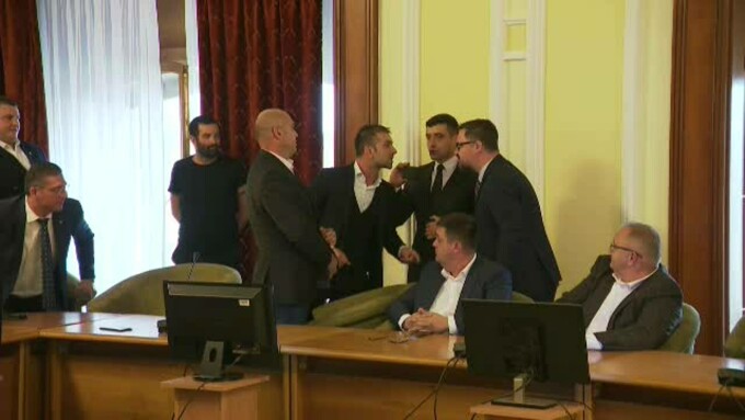 Scandal ca la ușa cortului între liderul AUR George Simion și deputatul ...