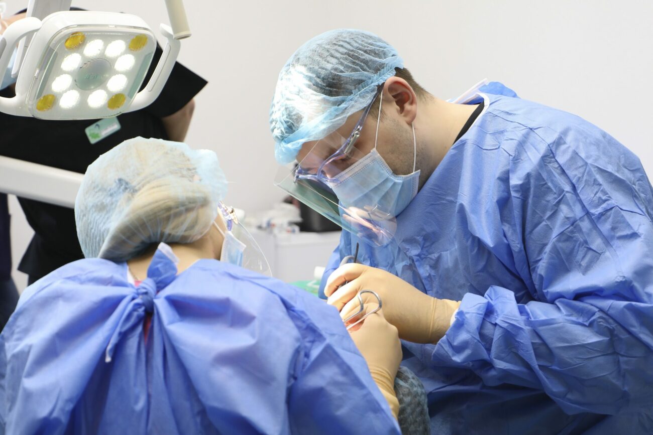 De ce nu merg românii la stomatolog. Interviu cu medicul Ionuț Leahu