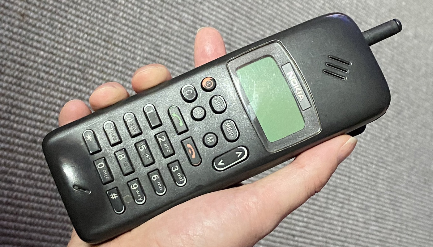 Mai ții minte "cărămida" Nokia 1011? Cu câți lei se vinde, acum, primul telefon mobil apărut în ...