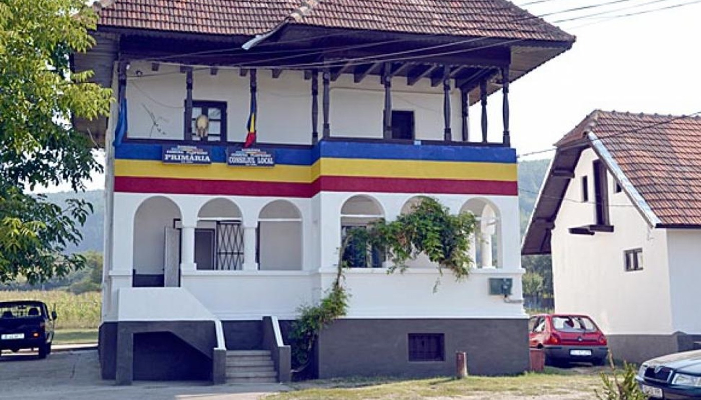 Cum a fost umilit italianul de primarul comunei