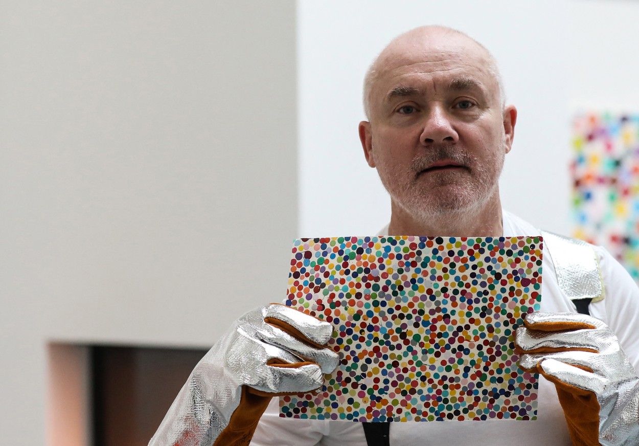 Damien Hirst și-a ars sute de opere de artă
