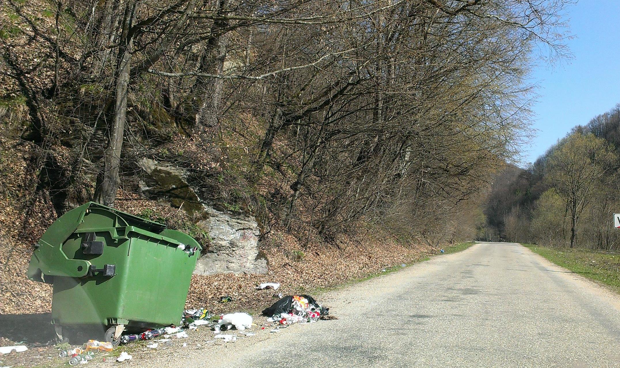 Amendat pe baza unui AWB uitat printre gunoaiele aruncate