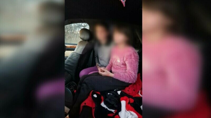 Cele două fetiţe violate de un prieten al iubitului mamei lor, scoase ...