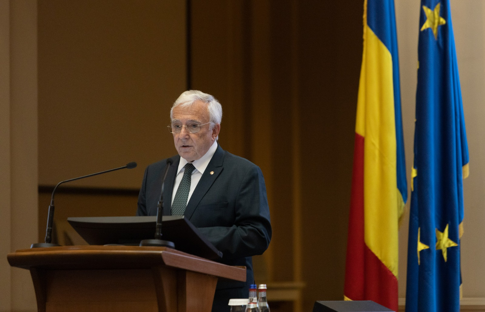 Cu cât i-au crescut veniturile lui Mugur Isărescu în ultimul an? Numai ...