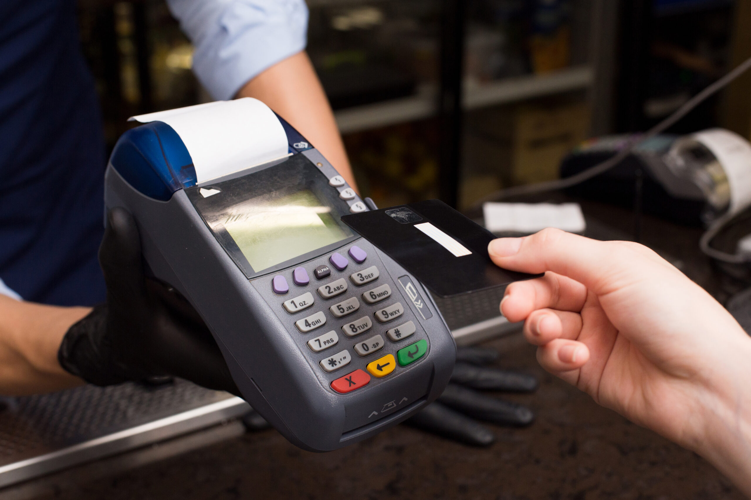 Mai mulți comercianți obligați să instaleze POS-uri pentru plata cu cardul