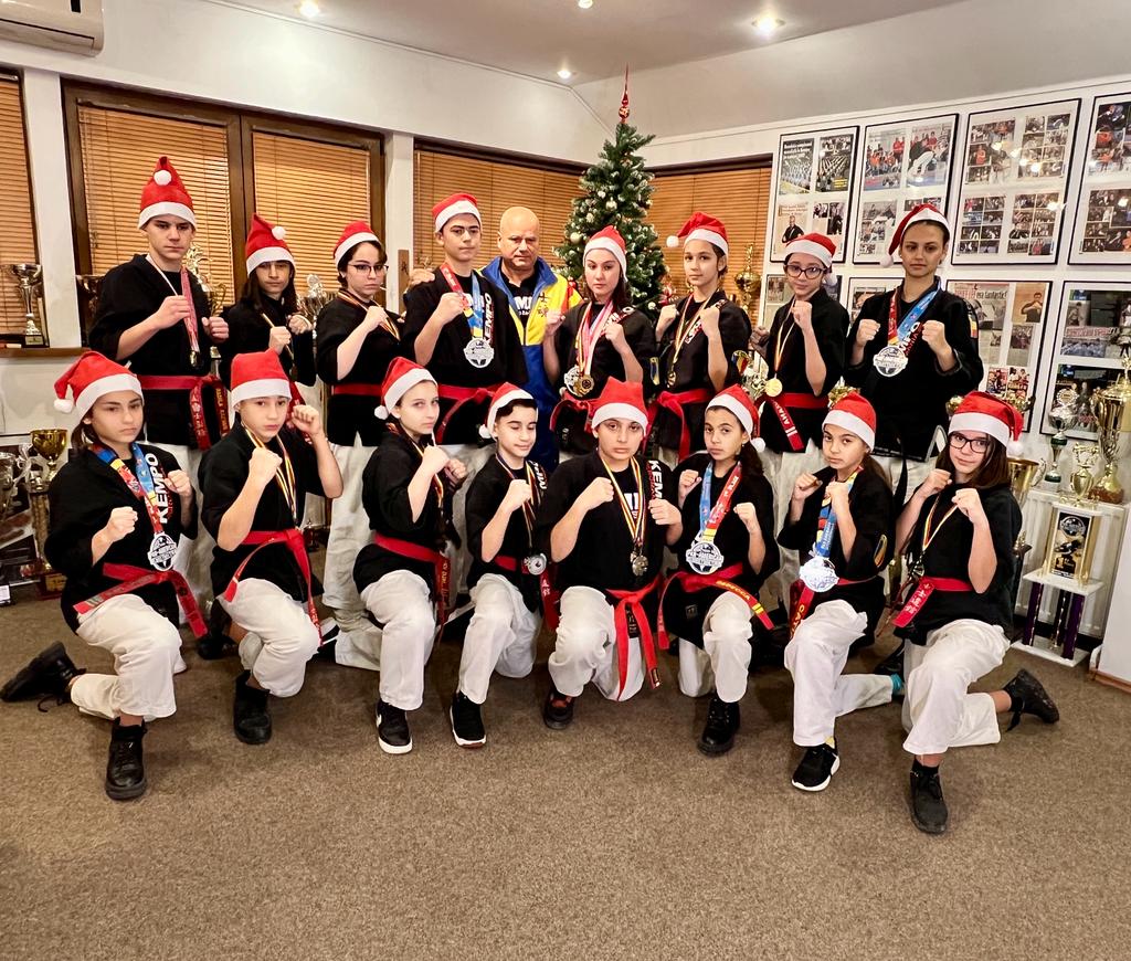 Sportivii de la kempo au împodobit pomul de Crăciun cu medalii