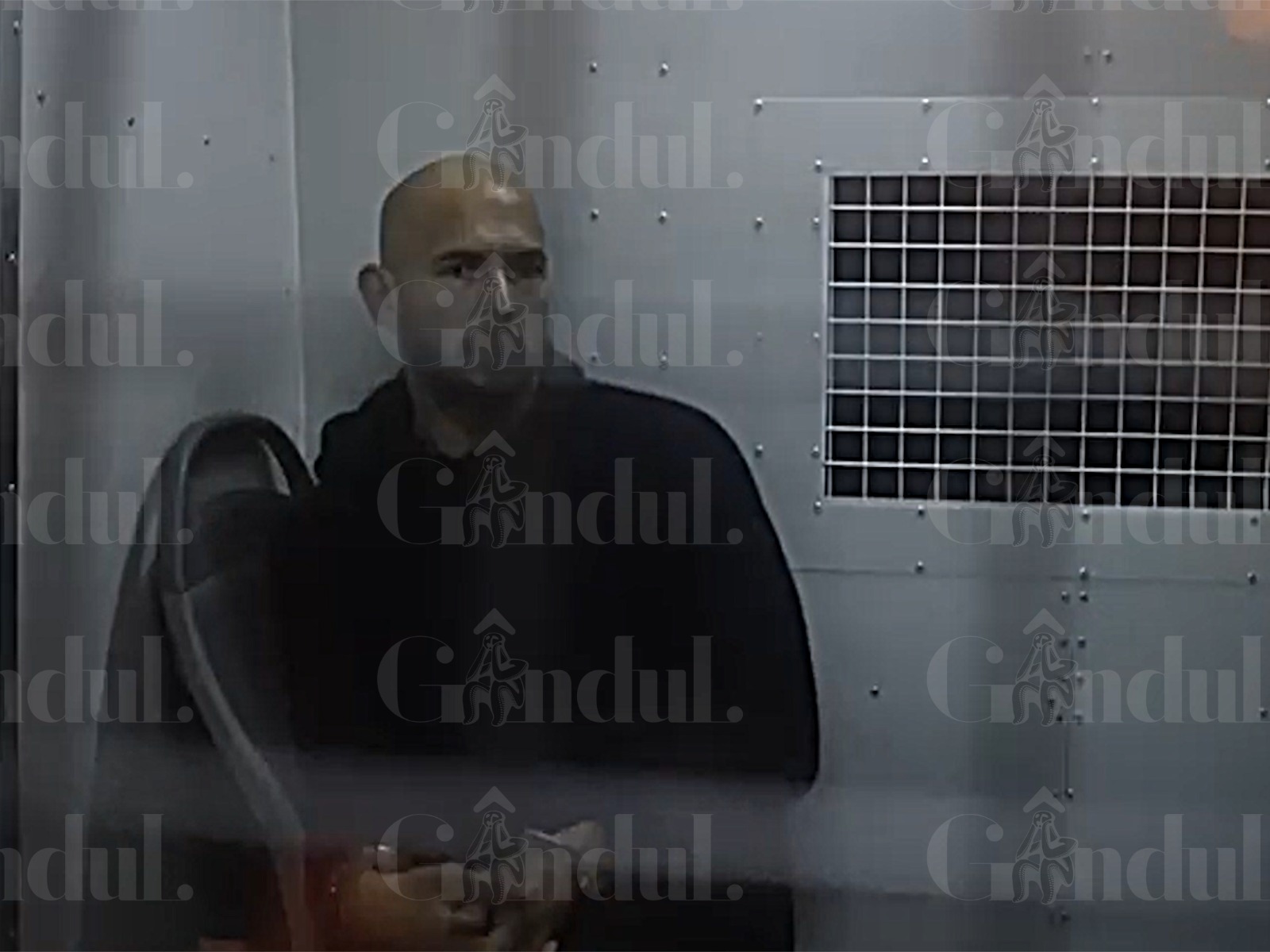 Primele imagini cu Andrew Tate și fosta polițistă, încătușați în dubă ...