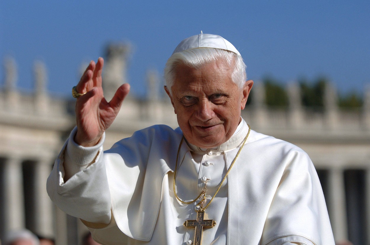 Papa Benedict al XVI-lea a murit. Fostul Suveran Pontif avea 95 de ani