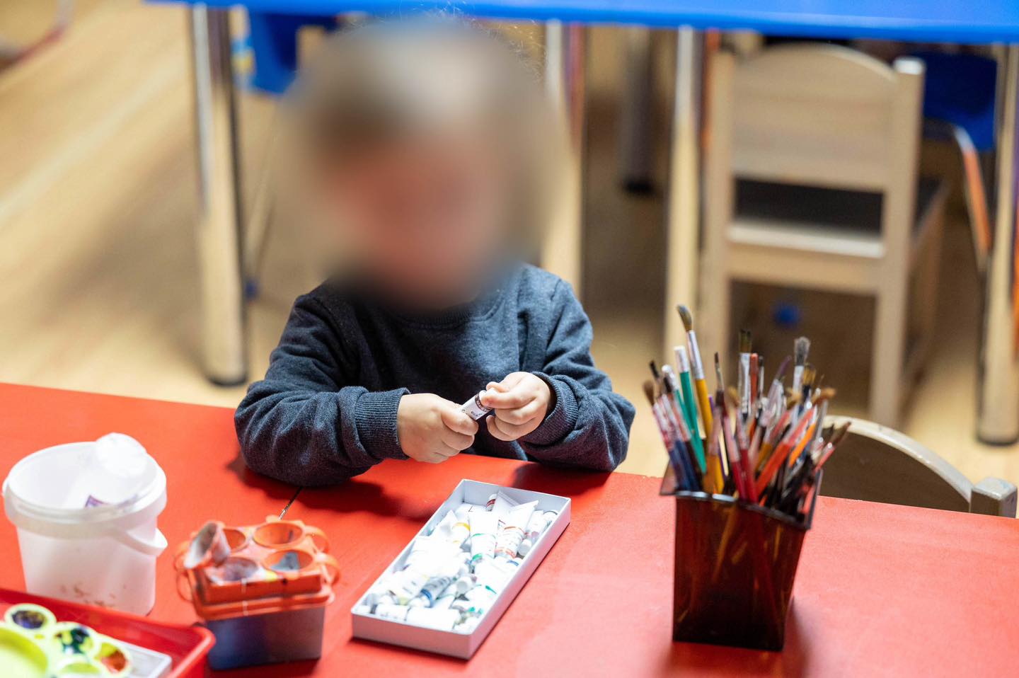 Copil de 8 ani, nevoit să fure mâncare din frigiderul vecinilor, pentru ...