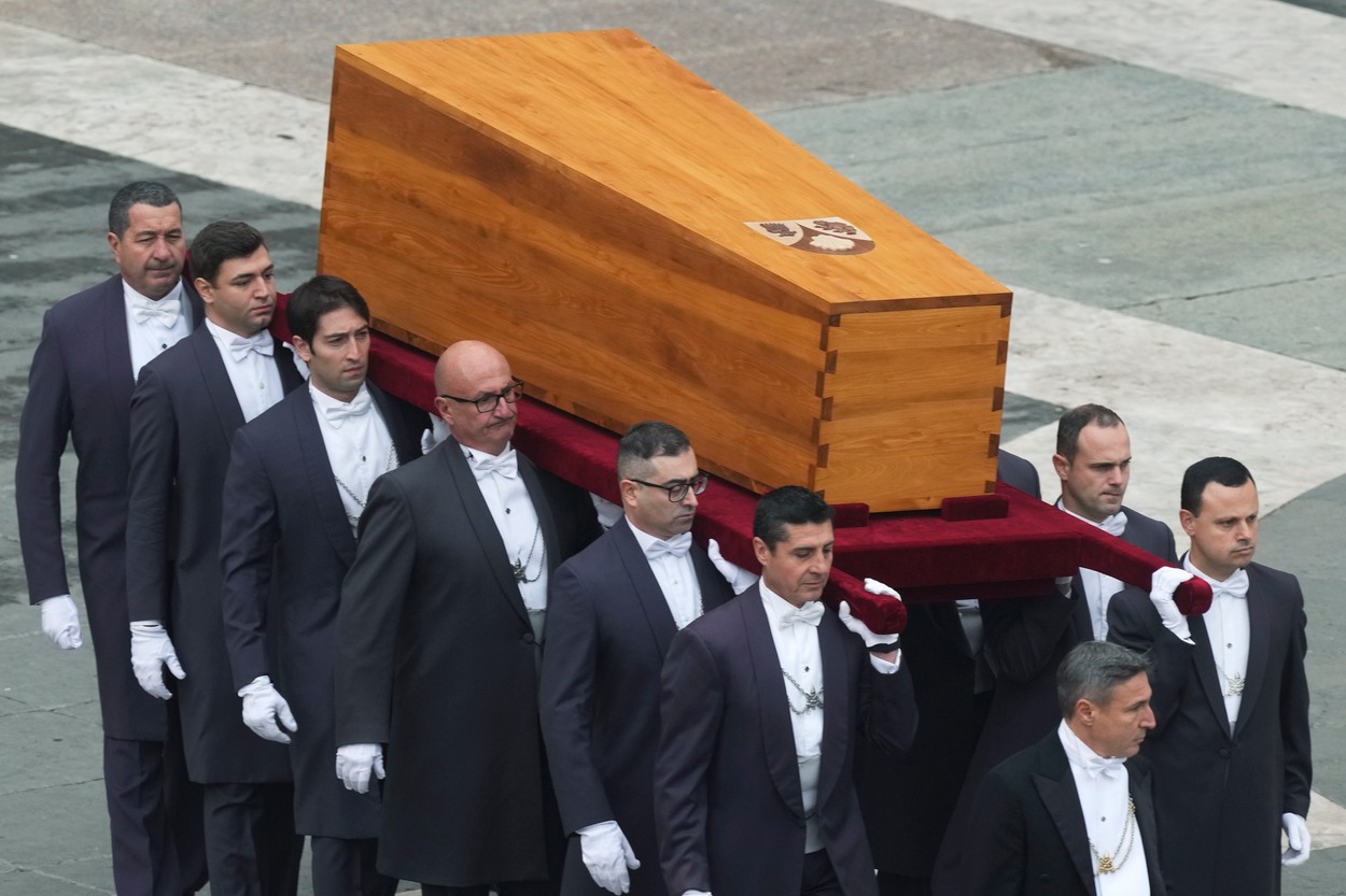 Papa Francisc va conduce astăzi slujba de înmormântare a fostului papă ...