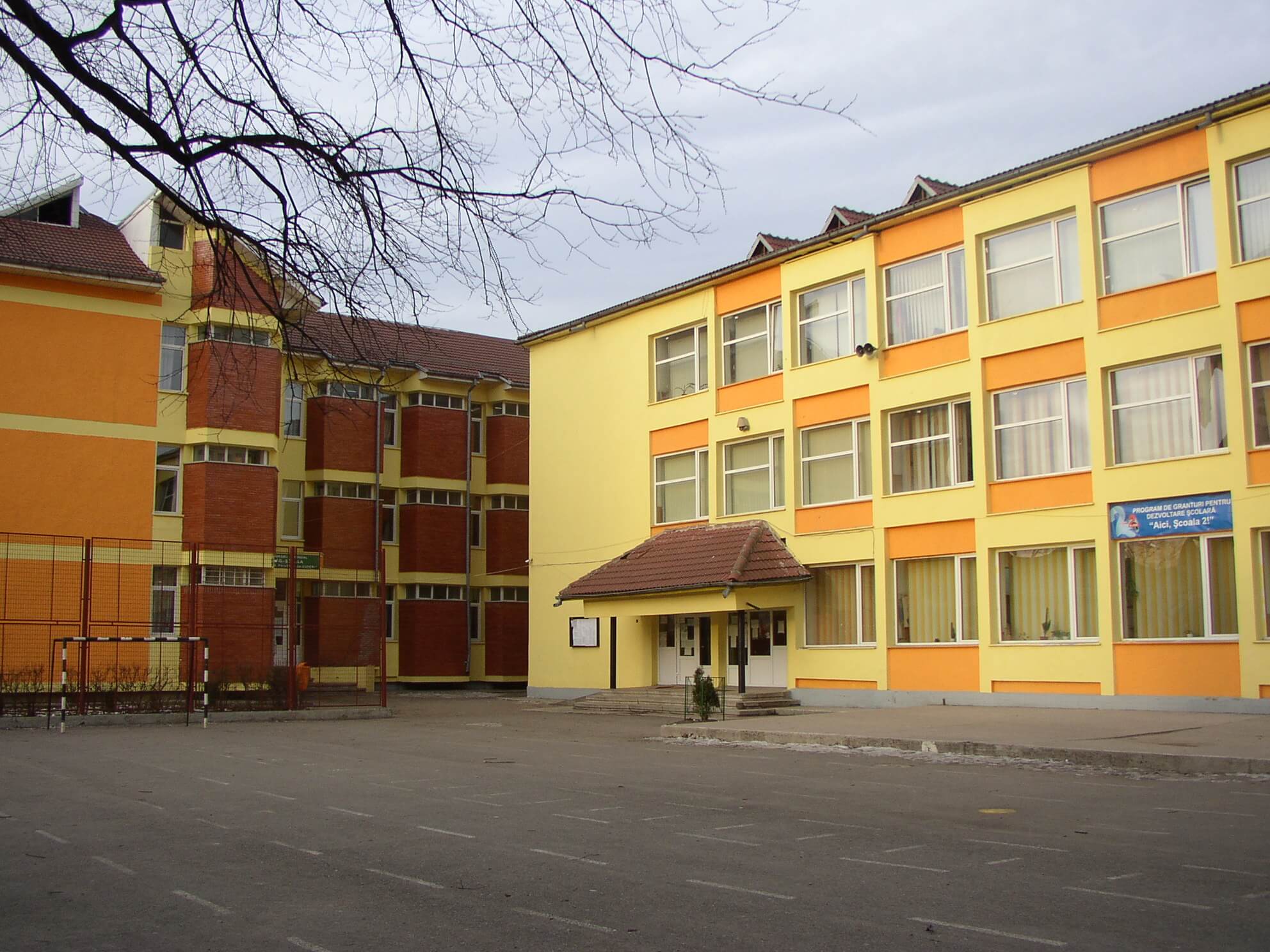 Elevă la o școală din Câmpina, bătută de două colege