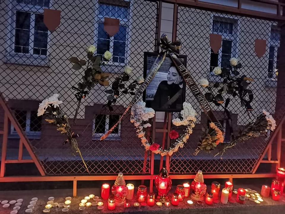 Altar de lumânări la un liceu din Bistriţa pentru o elevă care a murit ...