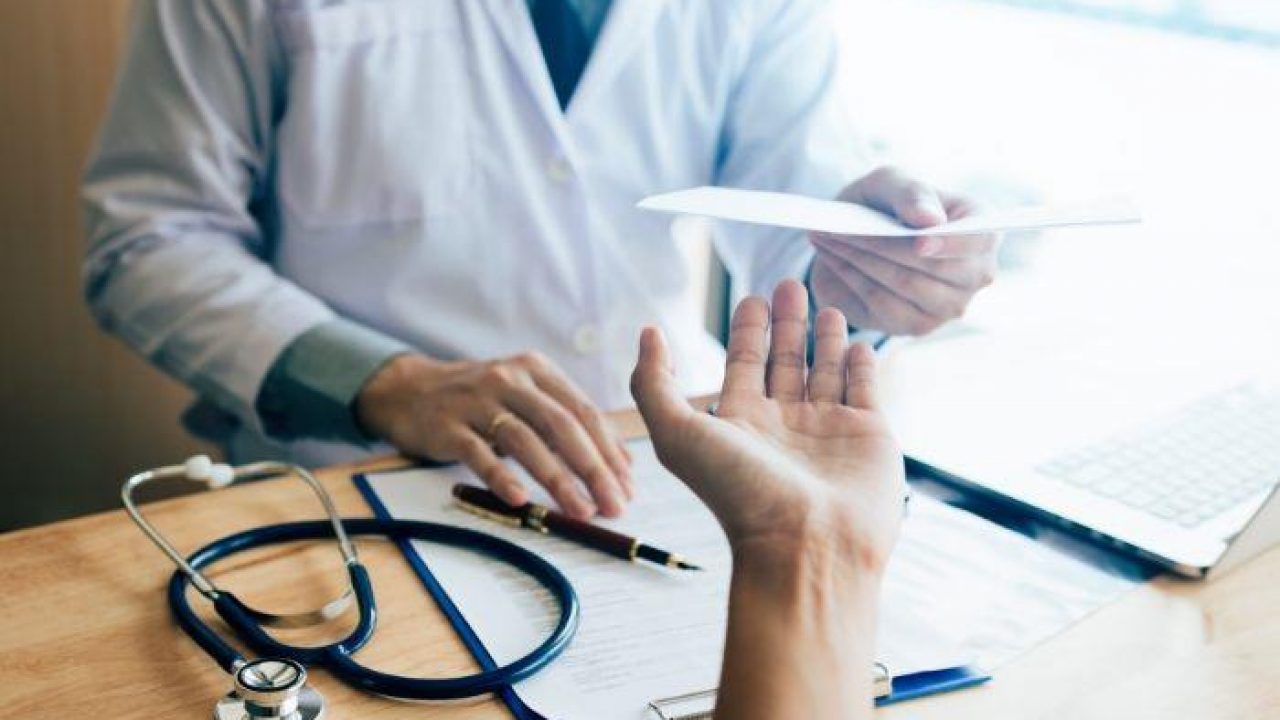 A urmat un tratament cu antibiotice și s-a ales cu limba neagră și ...