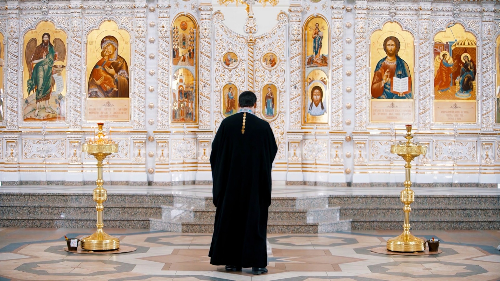 Ce salariu are un preot în România, acum, în 2023. Câți lei primește lunar