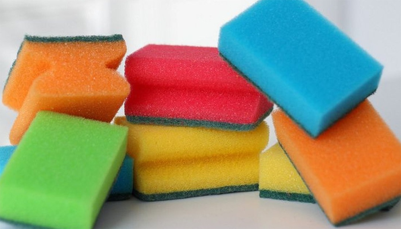 Motivul pentru care bureții de bucătărie au culori diferite