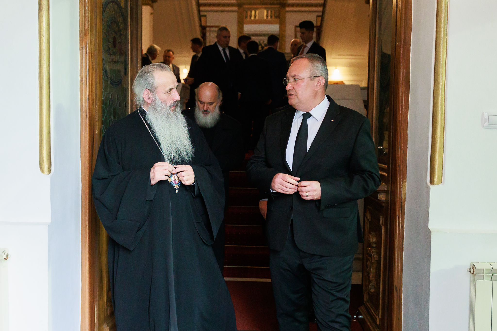Premierul Ciucă s-a întâlnit cu IPS Teofan, mitropolitul Moldovei şi ...