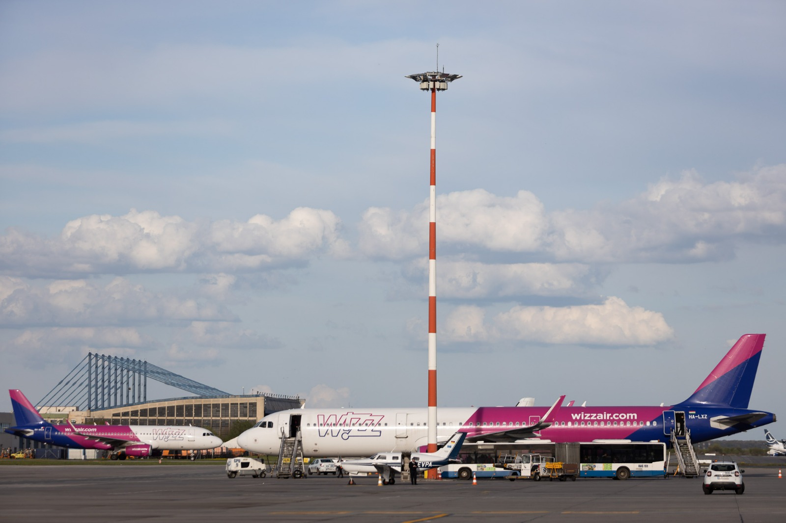 Scandal pe aeroportul Otopeni | Zeci de pasageri Wizz Air nu au mai avut loc în avion