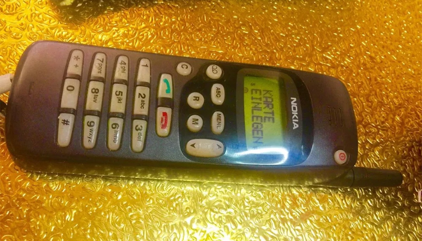 Mai ții minte celebrul telefon "cărămidă"?! Mulți români aveau așa ceva ...