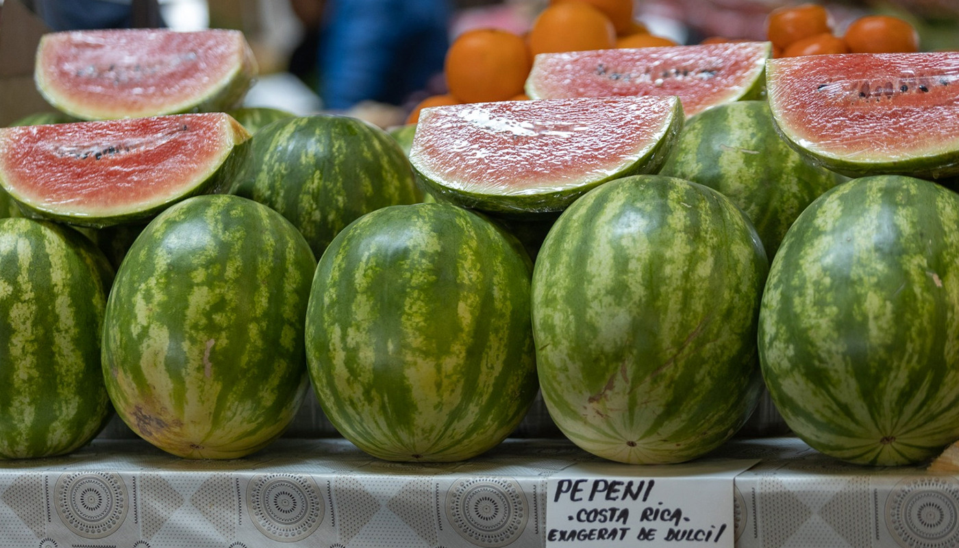 Cât costă un „pepene din Costa Rica exagerat de dulce” în Piața Obor