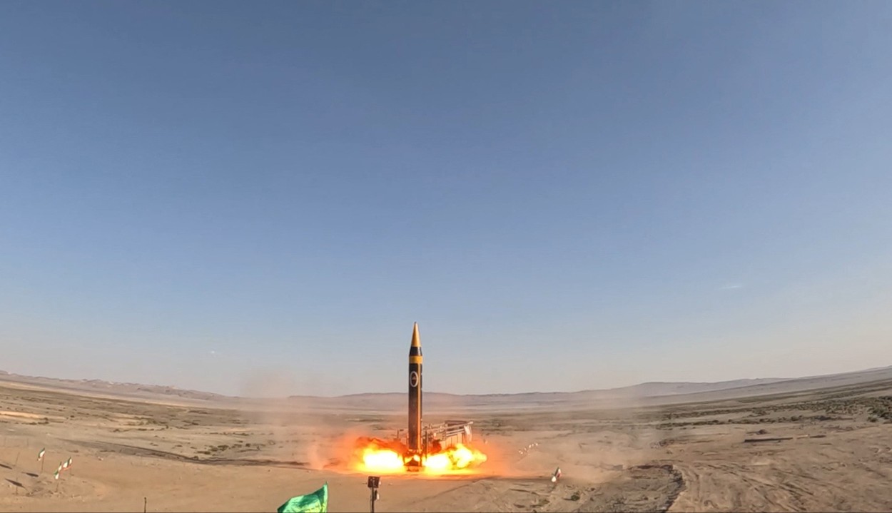 Iranul a testat o nouă rachetă balistică. Mișcarea, văzută ca o ...