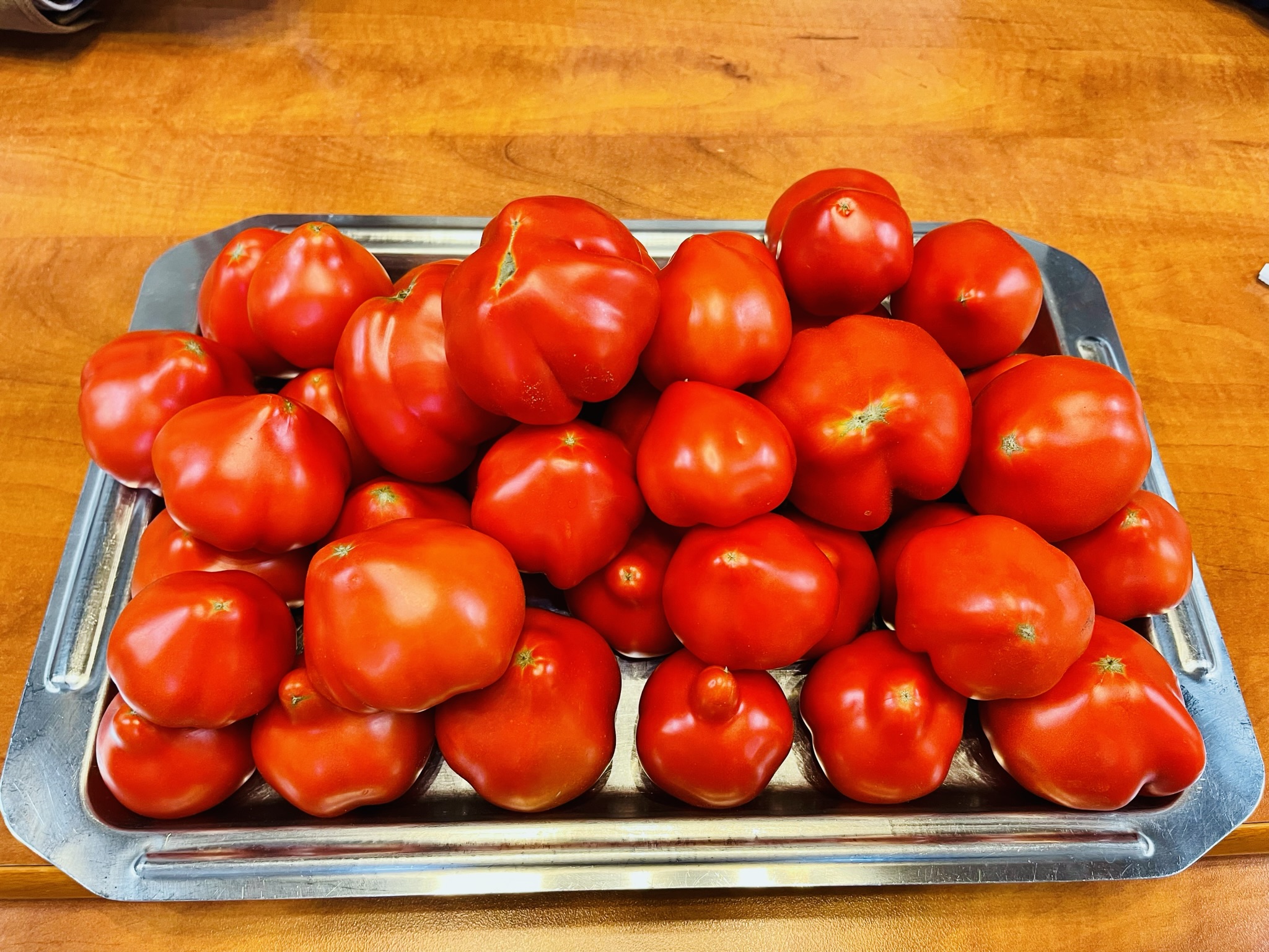 Cine ar fi crezut? Cât costă acum 1 kg de roșii în comuna Matca din ...