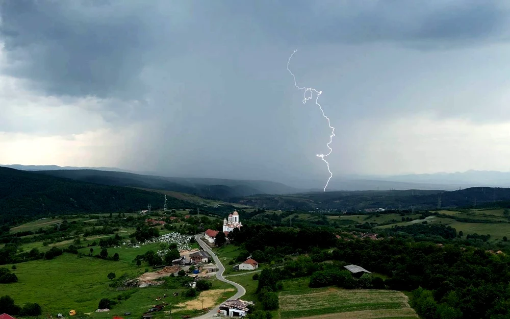 Fulger spectaculos, surprins deasupra Lacului Cinciș