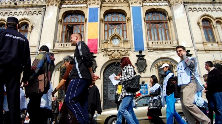 PROTEST MASIV al angajaților din cadrul CNAS și CAS județene din toată ...