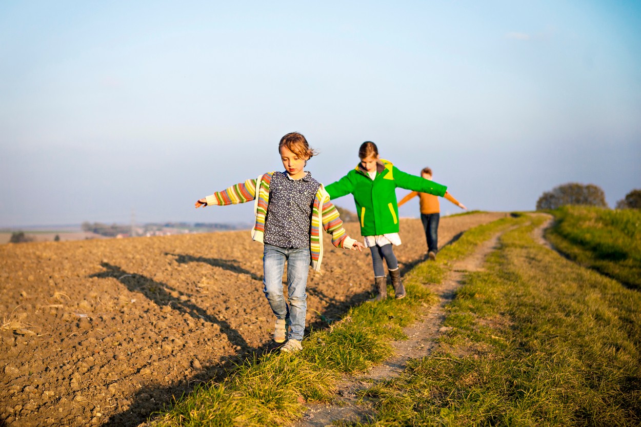 Patru din zece copii români au mame plecate la muncă în afara țării