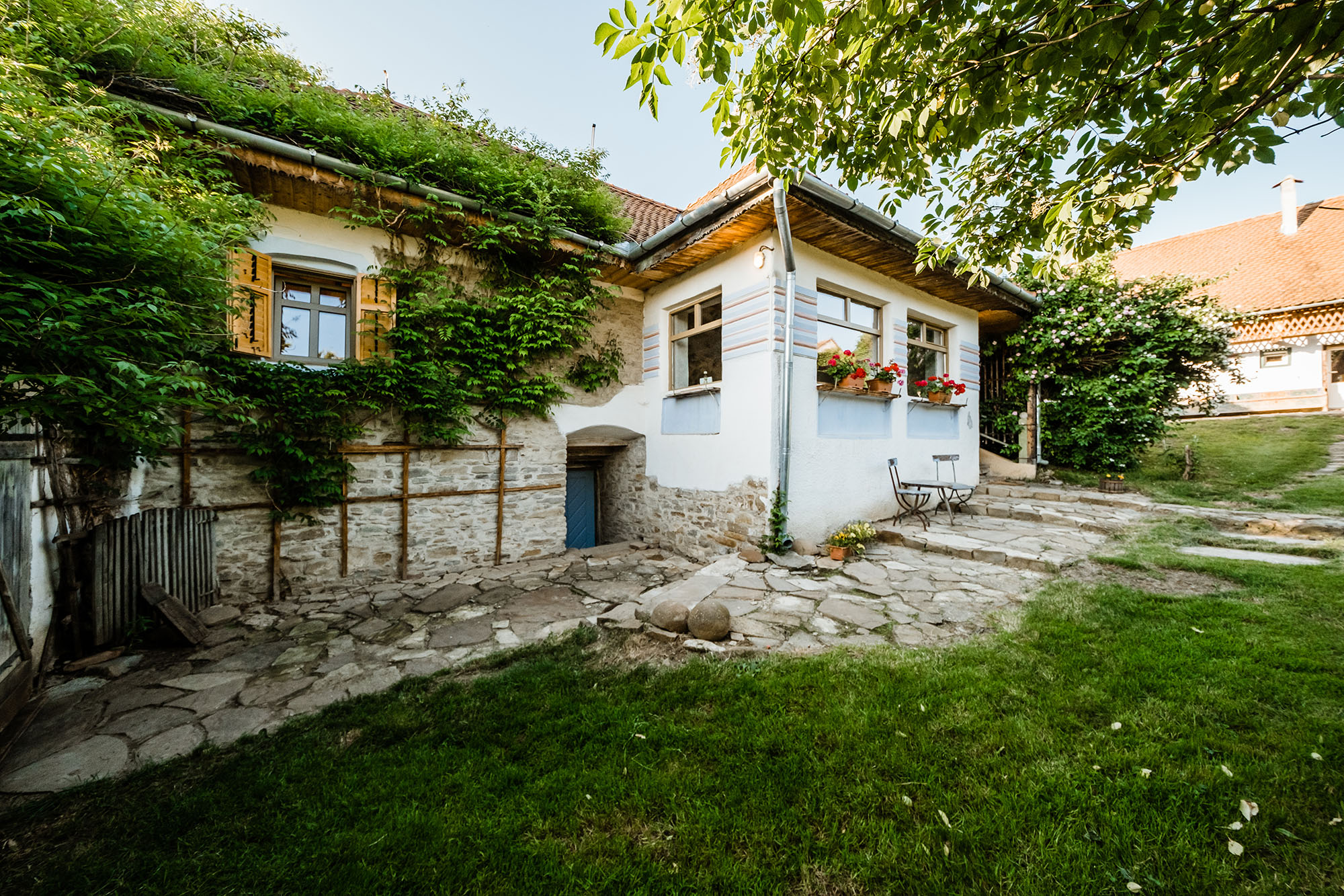 Patru case tradiţionale, lângă Viscri, scoase la vânzare cu o jumătate ...