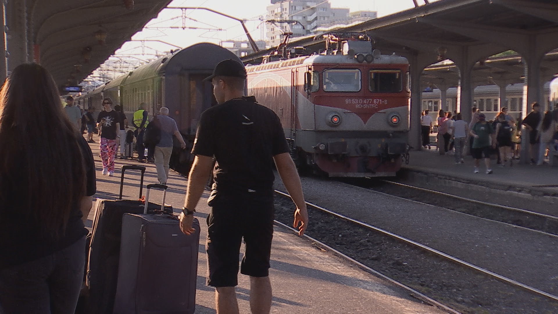 Un copil de 5 ani a plecat singur cu trenul la mare, fără să își anunțe ...