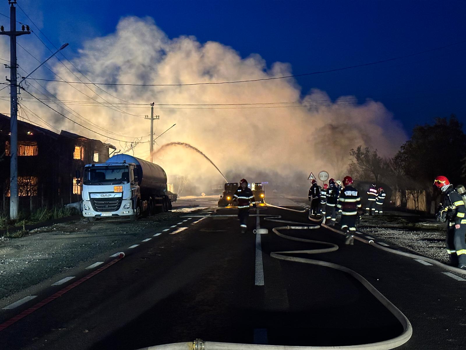 Explozia de la Crevedia. „Fumul se îndreaptă spre Capitală!” Populația ... Explozia de la Crevedia. „Fumul se îndreaptă spre Capitală!” Populația ...