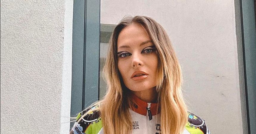 Delia, la proba costumului de baie