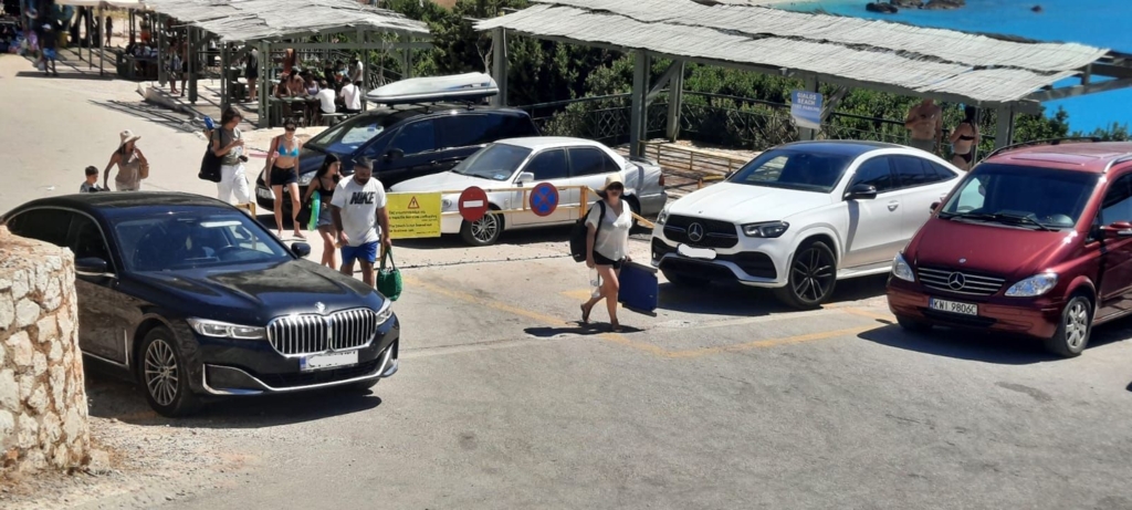 Două mașini românești parcate la marginea unei plaje din Lefkada, motiv ...