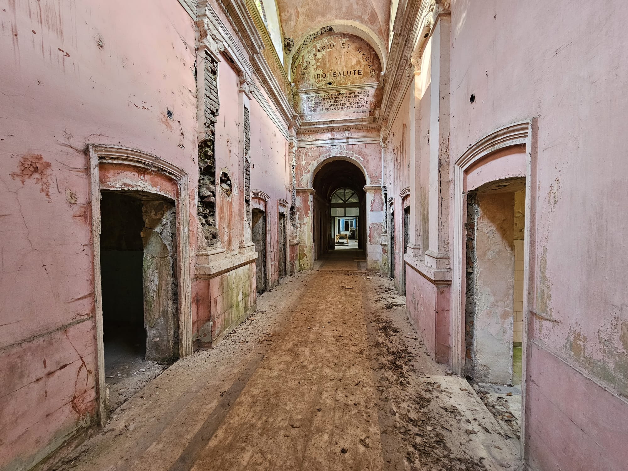 Ultima șansă pentru salvarea clădirilor superbe de la Herculane