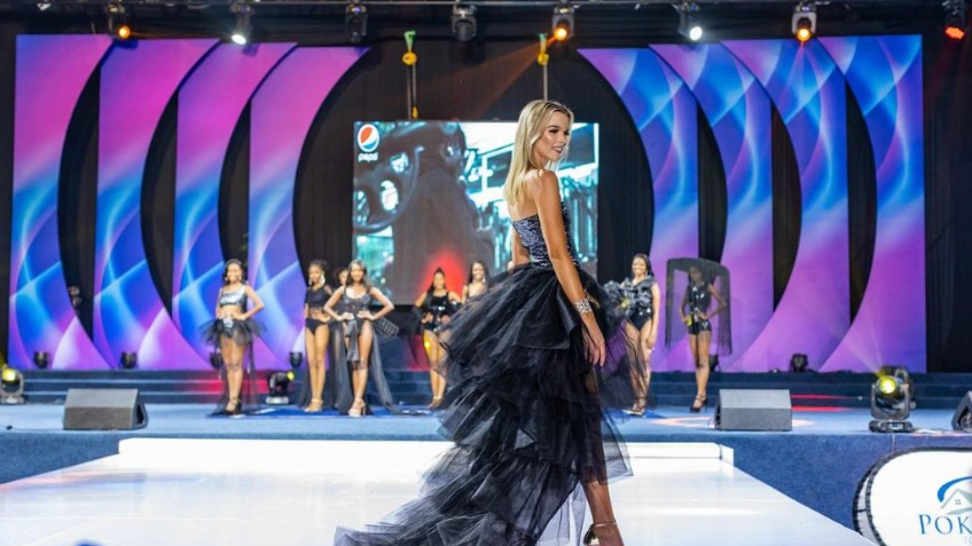 Controverse în Zimbabwe după ce o tânără ALBĂ a câștigat concursul Miss ...