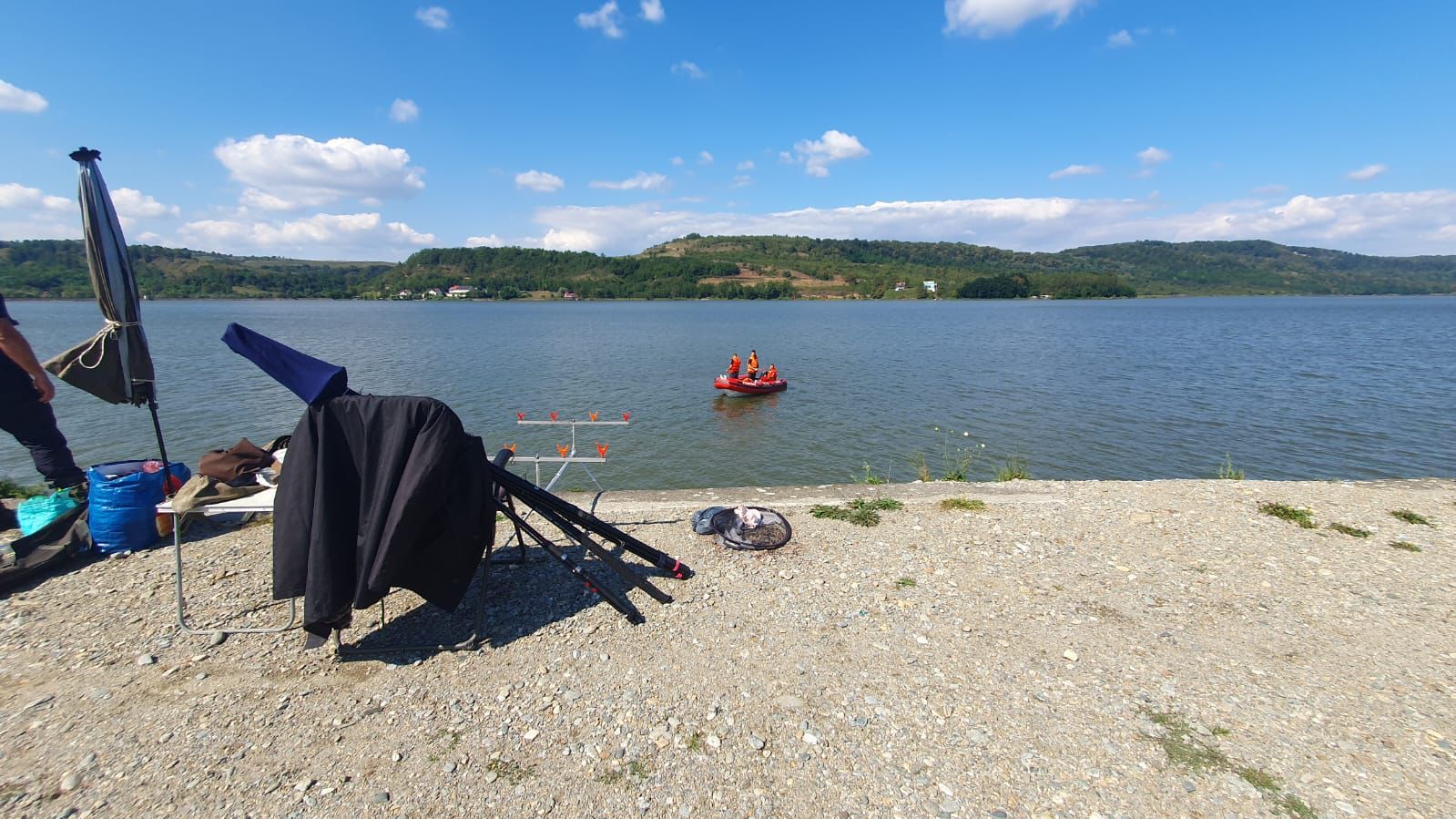 Pescar dispărut în râul Olt, găsit MORT de scafandri în zona unui baraj ...