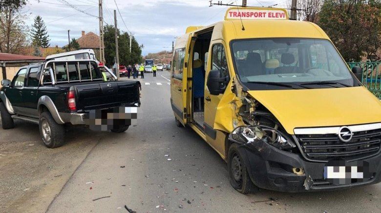 Copii puși în pericol de șoferul unui microbuz școlar. Bărbatul, beat ...