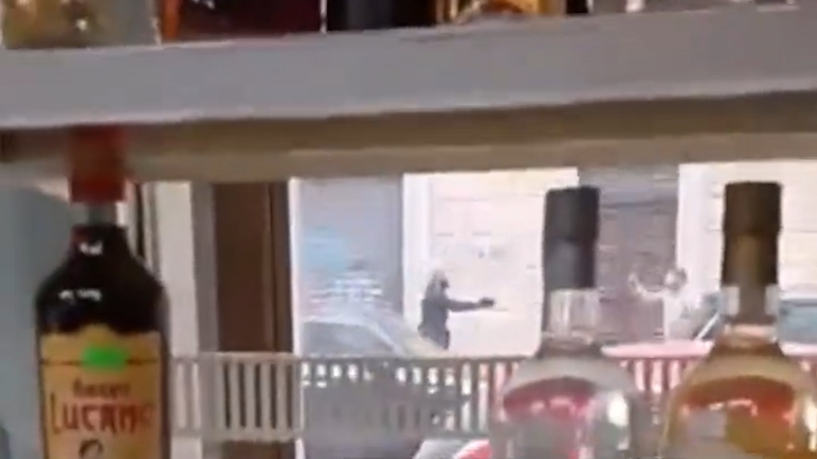 VIDEO | Scene terifiante în fața unei sinagogi din Torino. Un islamic ...