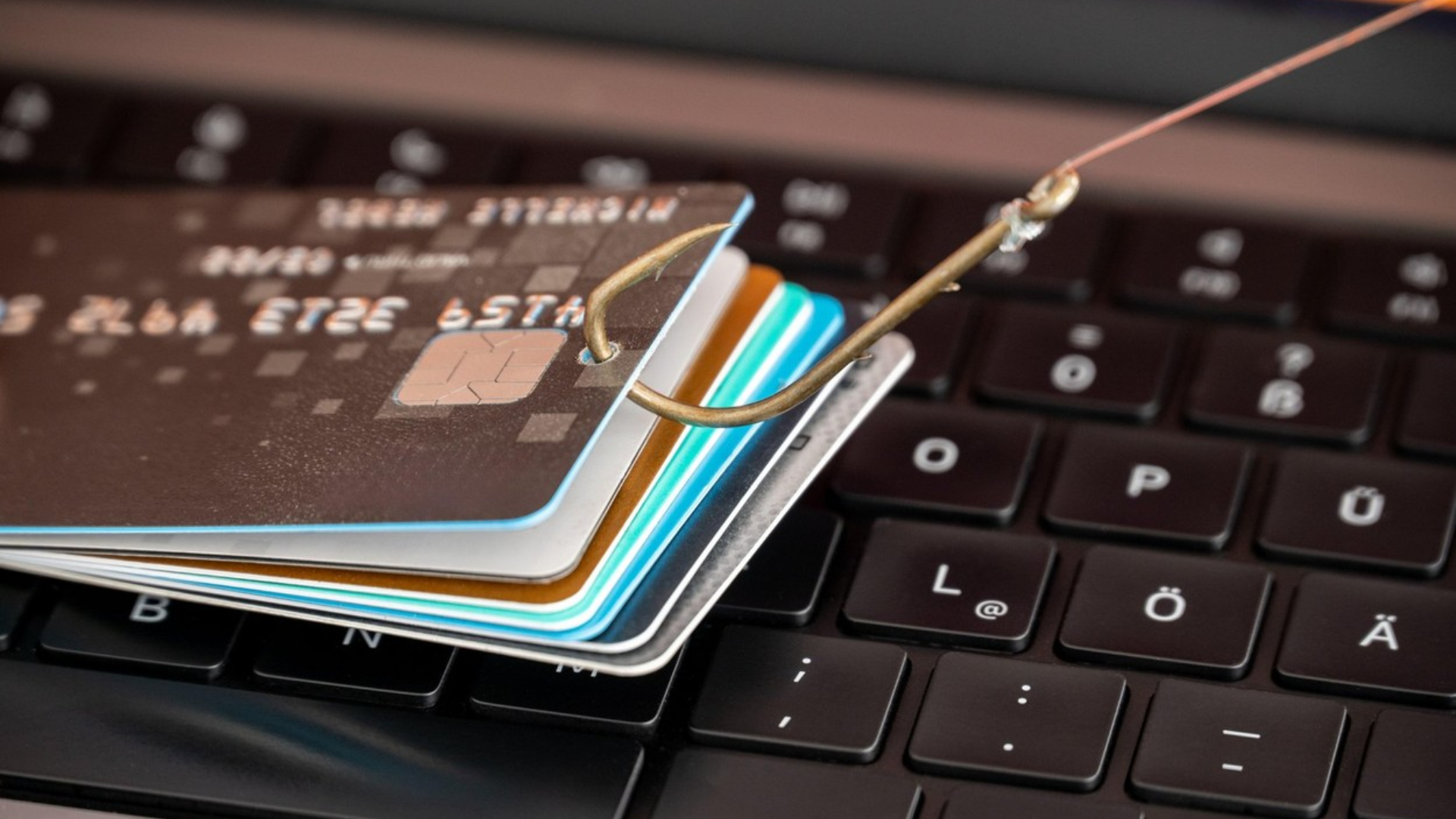 Atac de tip PHISHING inedit. Este folosită imaginea unui ministru