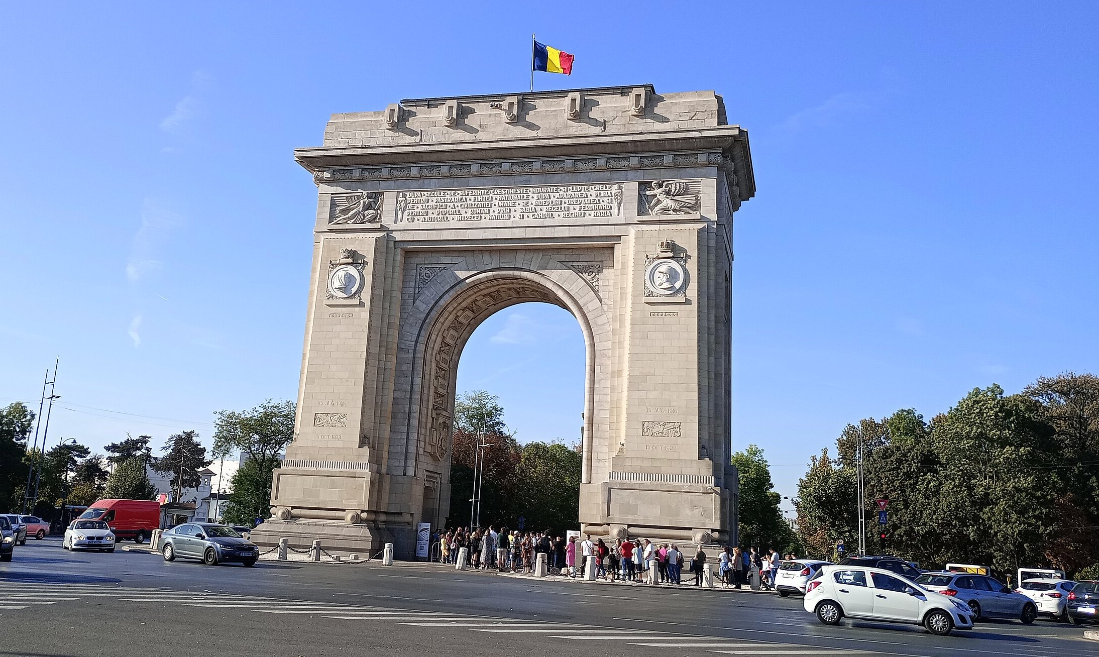 ARCUL DE TRIUMF are o istorie la fel de zbuciumată ca România
