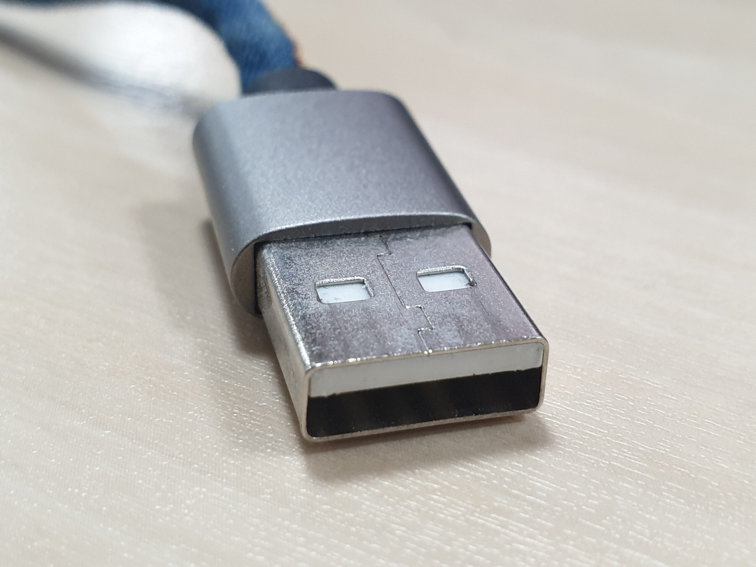 Cum faci diferența între un cablu USB de încărcare și unul care permite ...
