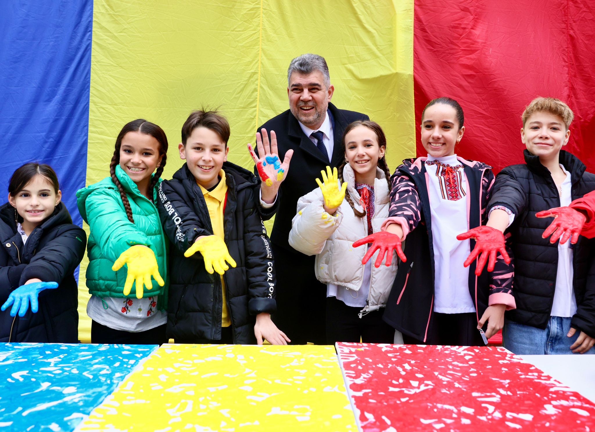 Marcel Ciolacu a desenat cu copii de 1 Decembrie: „Să ne amintim că ...