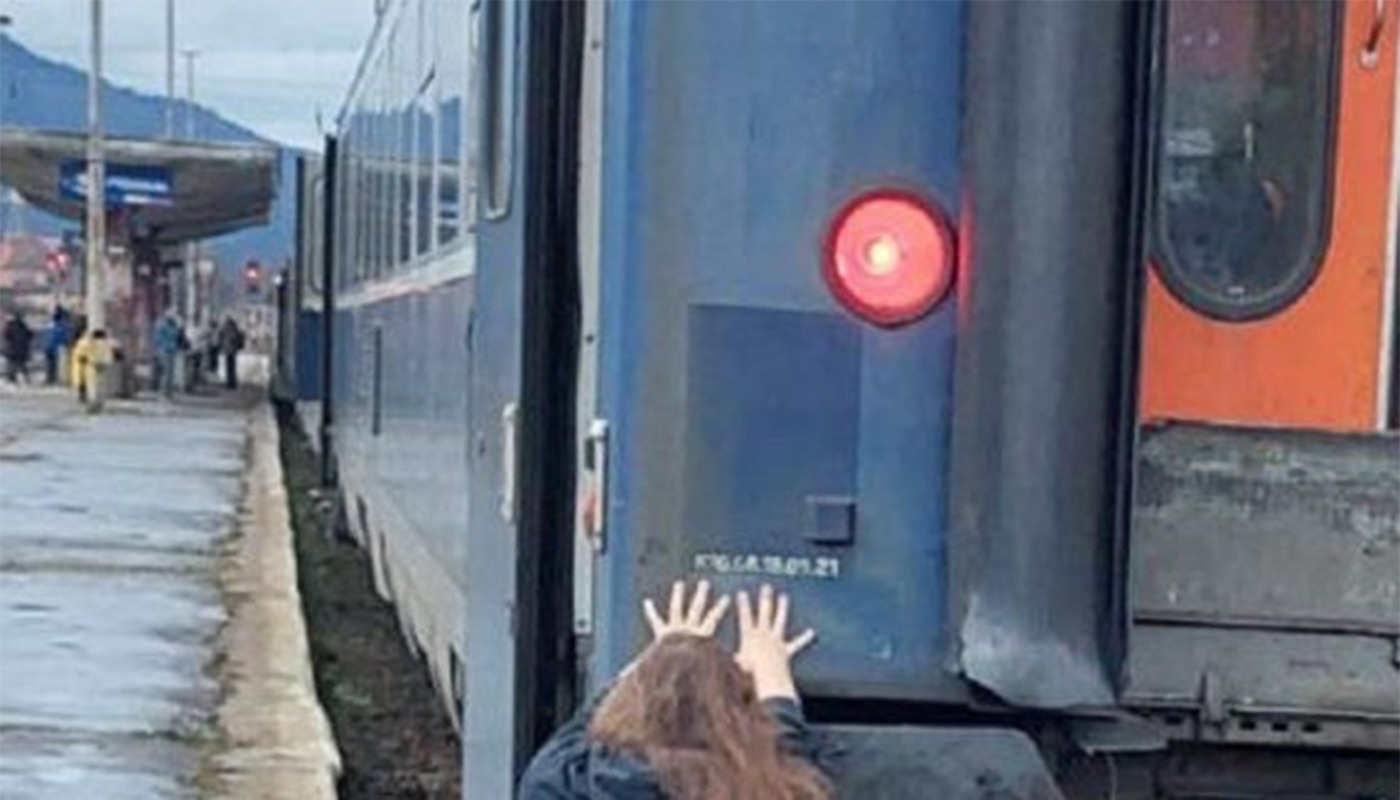 Imaginea sfârșitului de an în România. Ce au făcut doi pasageri, după ce trenul s-a defectat la ...