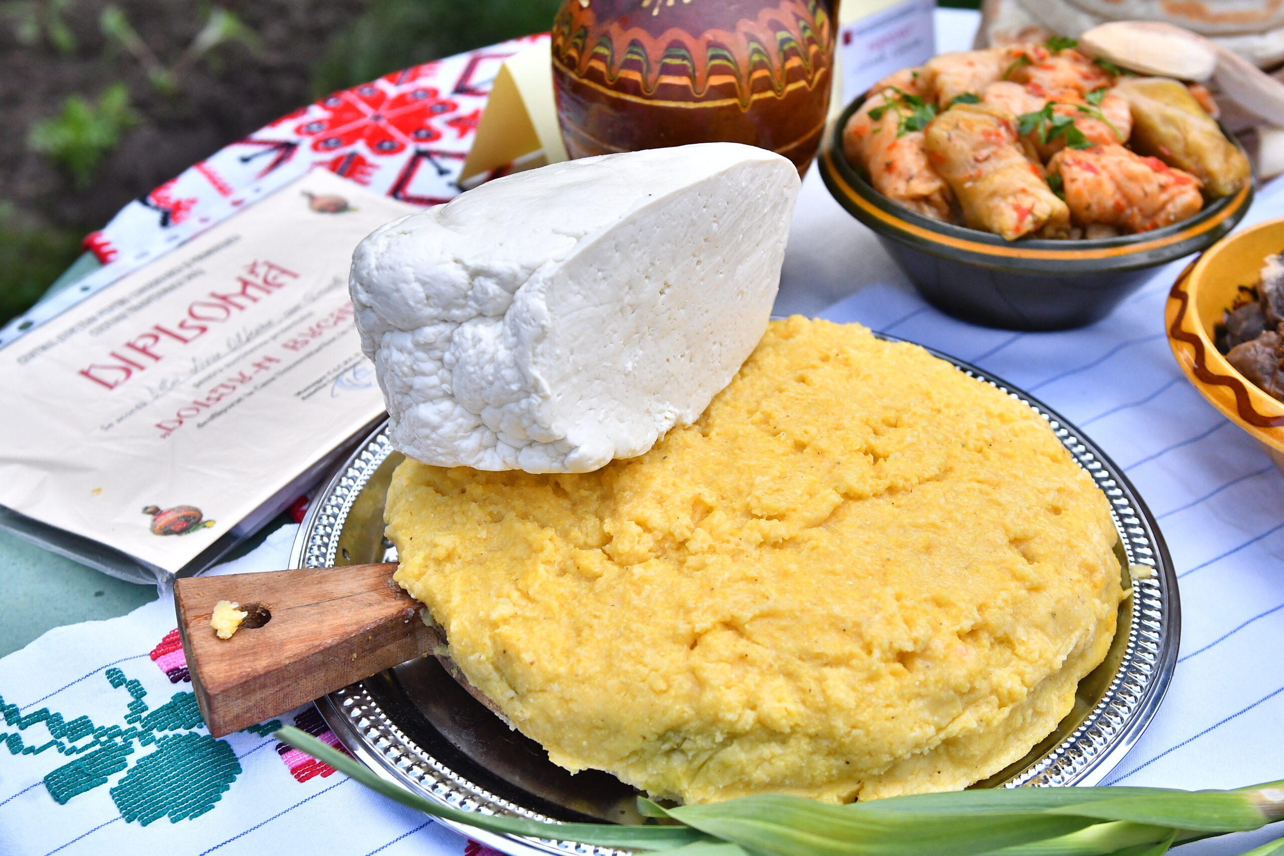 Mămăliga, un simbol național. Povestea preparatului, văzută prin ochii ...