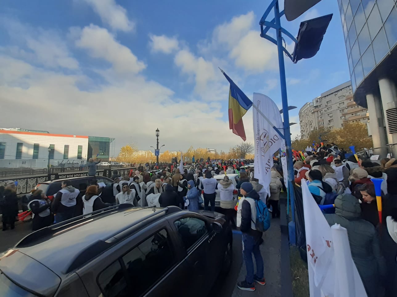 Grefierii protestează, luni, în fața instanței supreme. Principalele ...